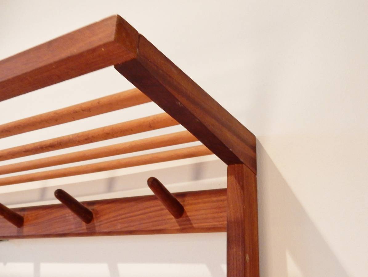 Wall mounted coat rack in teak. Vintage, 1960's. - NOVAC Vintage