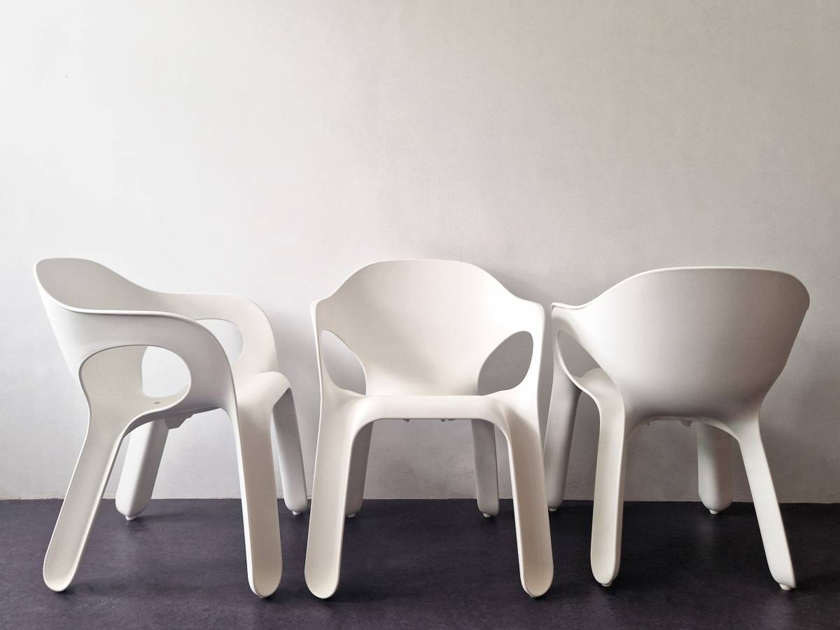 White 'Easy Chair' by Jerszy Seymour for Magis, Italy 2004, 3 available ...